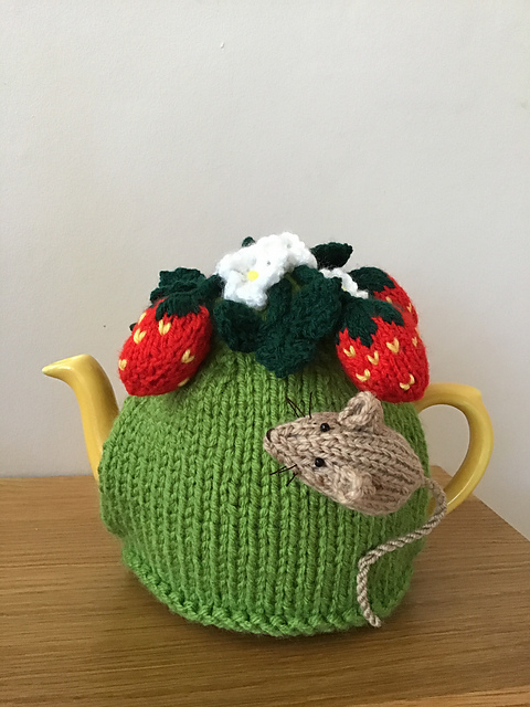 Ravelry: Pesky mouse 2 cup tea cosy pattern by Alison Davis