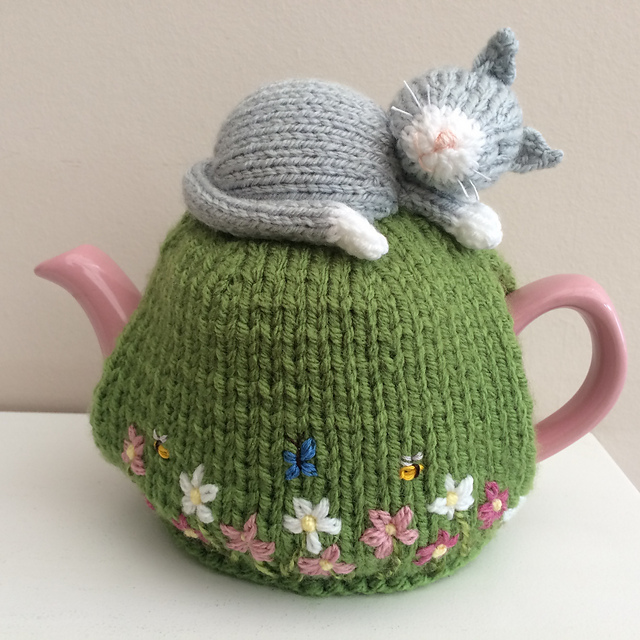 Ravelry: Cat nap for a 2 cup teapot pattern by Alison Davis