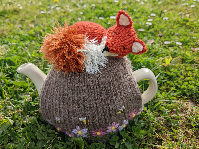 Ravelry: 2 cup Sleepy fox tea cosy pattern by Alison Davis
