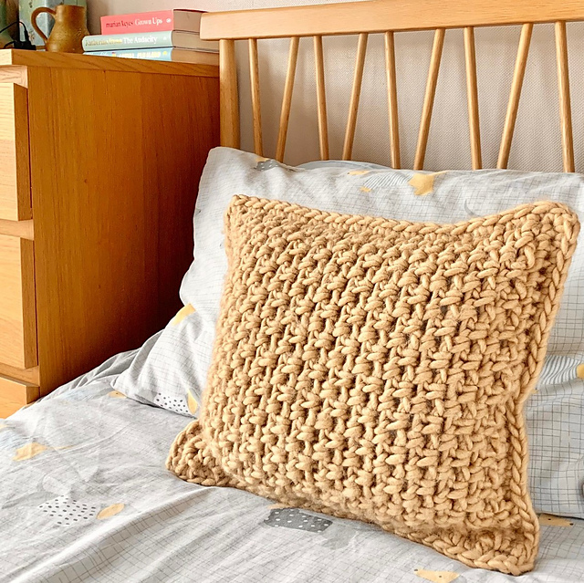 Ravelry: Roving Dreams Pillow Cover pattern by Fiona Field