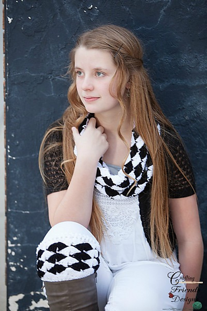 Ravelry: Shell Infinity Cowl pattern by Kate Wagstaff