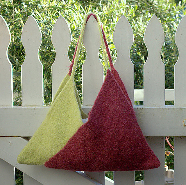 Ravelry: Two-Tone Triangle Purse pattern by Mary D'Alton