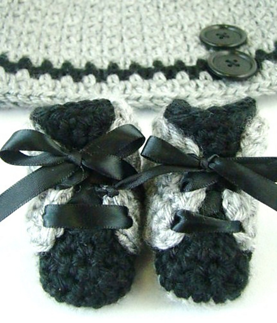 Ravelry: Lincoln Newborn Booties pattern by Esther Leavitt