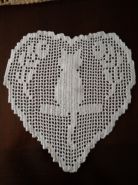 Ravelry: Cat filet heart doily pattern by Creazioni Fiopi