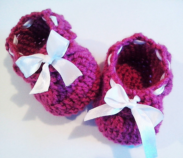 Ravelry: Simple baby ribbon shoes pattern by Creazioni Fiopi