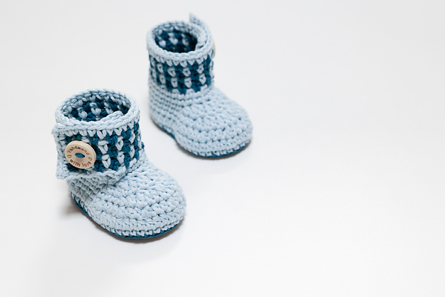 Ravelry: Moss Stitch Baby Booties pattern by Croby Patterns - Doroteja