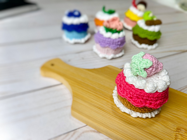 Ravelry: Mini Cake Keychain pattern by Bao Ha Gia