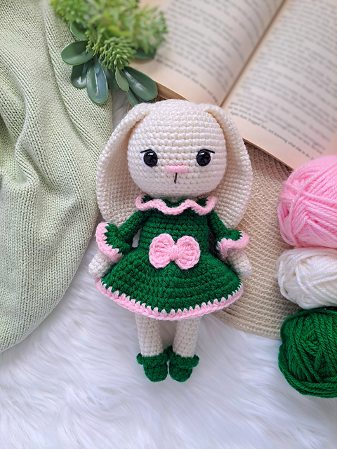 Ravelry: Chloe The Bunny pattern by Naomi Peters