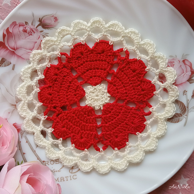 Ravelry: Five hearts doily pattern by Anna Tykholaz