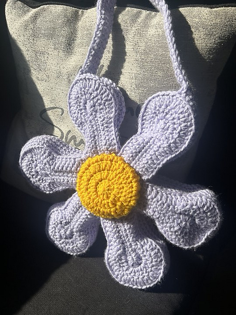 Ravelry: Bodacious Flower Bag pattern by Tabitha Frost