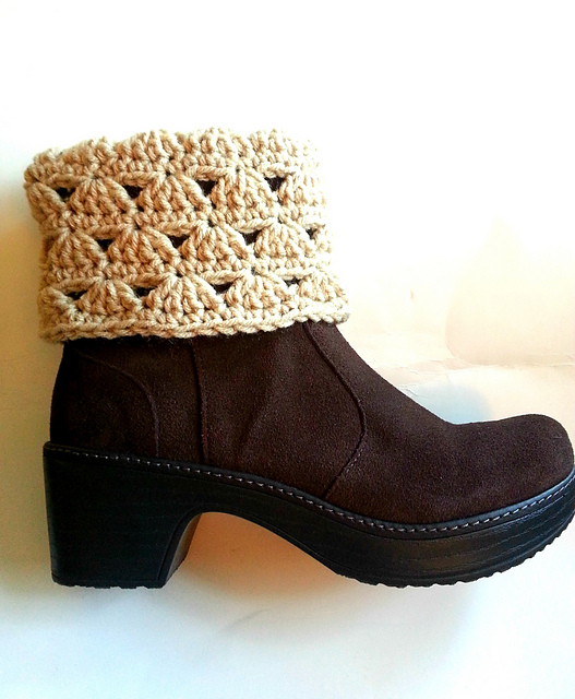 Ravelry: Simple Shell Boot Cuff pattern by Evonne Umbel