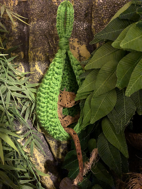 Ravelry: Crested gecko hide and swing pattern by Sarah Barratt
