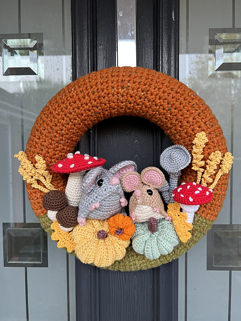 Ravelry: Autumn Mice Door Wreath pattern by Sarah Barratt