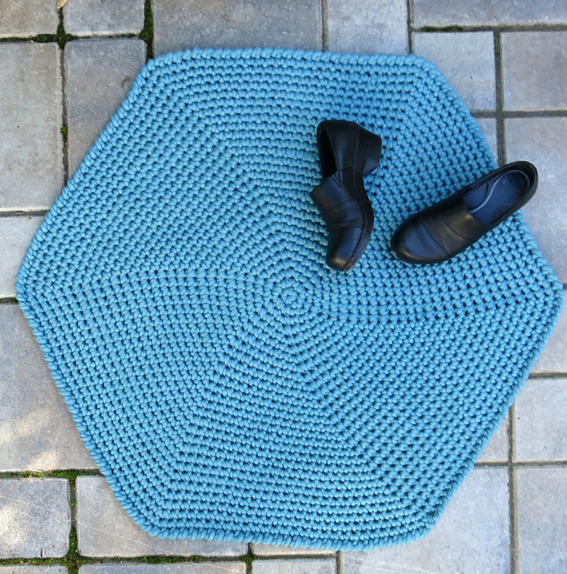 Ravelry: Pinwheel Throw Rug pattern by Lynne Samaan