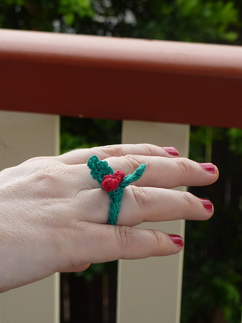 Ravelry: Christmas Holly Ring pattern by Emma Olsen