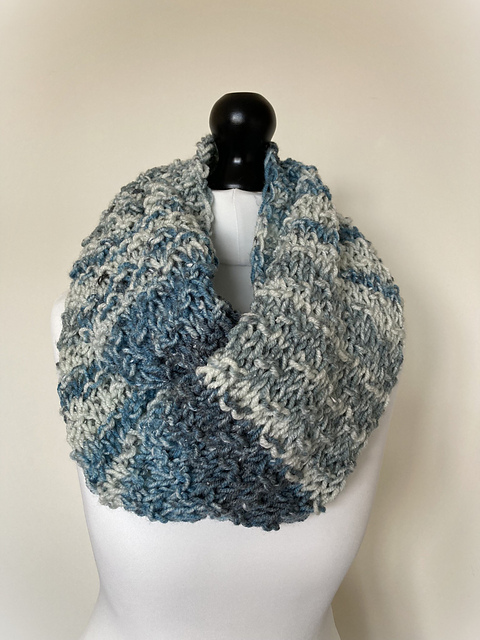 Ravelry: Quick Chunky Cowl pattern by Daisy Gray Knits