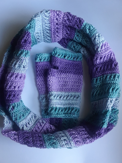 Ravelry: "Chilly Jilly" Cowl & Fingerless Gloves pattern by Danielle Ryder