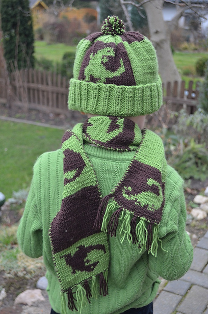 Ravelry: Dinosaur scarf pattern by Andrea Tichy
