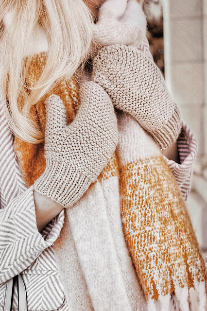 Ravelry: The Frostfall Mittens pattern by Darling Jadore