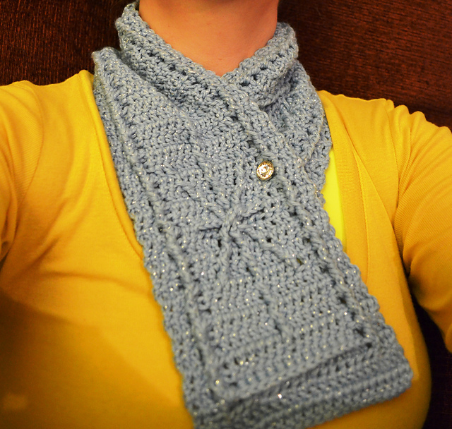 Ravelry: Flakey Scarflette pattern by Davana