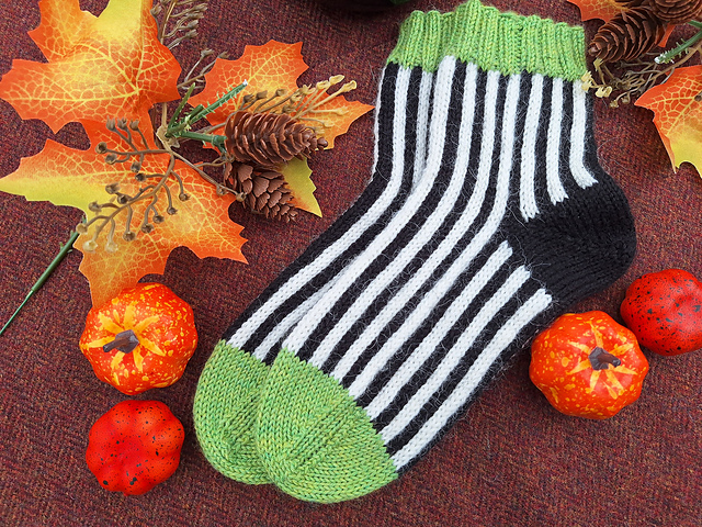 Ravelry: BeetleJuiced Halloween socks pattern by Debbie Kershaw