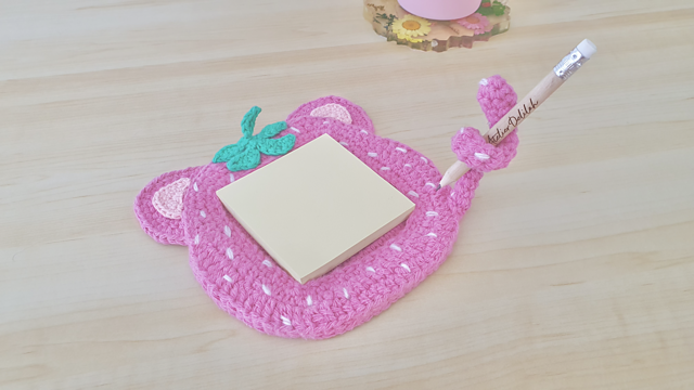Ravelry: Strawberry Cat Memo Pad Holder pattern by Delilah Crochet