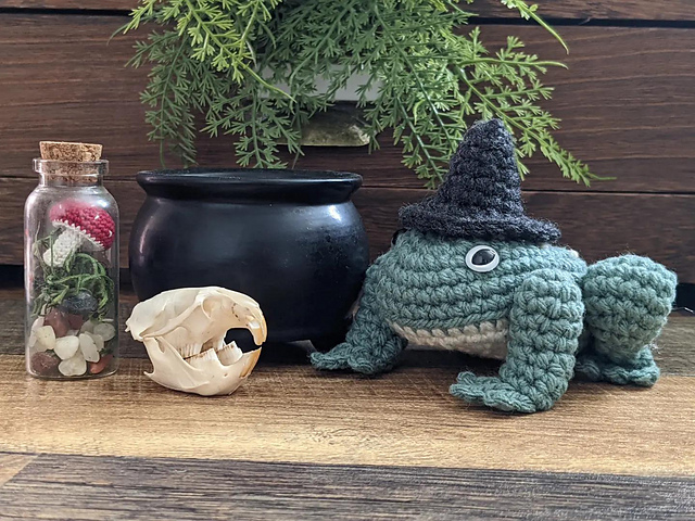 Ravelry: Toad Familiar pattern by Heather Leigh Clark