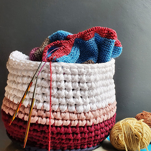 Ravelry: Yarn Bucket pattern by Brenda Grobler