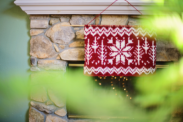 Ravelry: Holiday Wall Hanging Decor pattern by Phanessa Fong