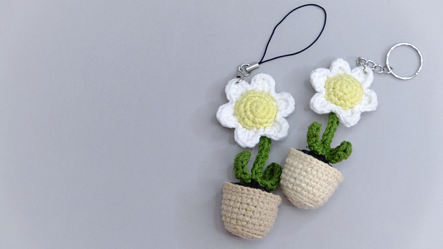 Ravelry: Daisy Flower Keychain pattern by Tatiana Didichenko