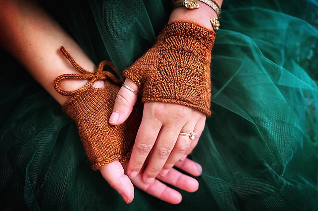 Ravelry: Divine Demi-Gauntlets pattern by Suzanne Dodge