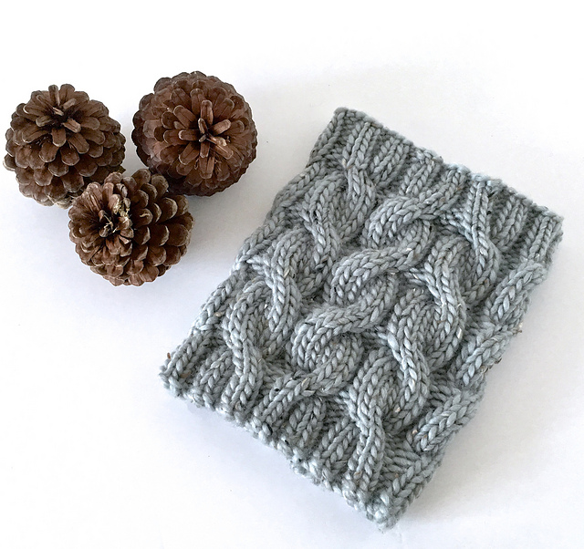 Ravelry: Chunky Alternating Cables Cowl pattern by LJM Designs
