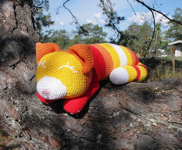 Ravelry: Cuddle Cat pattern by Erika Elfsberg