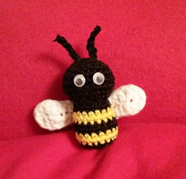 Ravelry: es-BEE-lotta pattern by Barbara Strasser