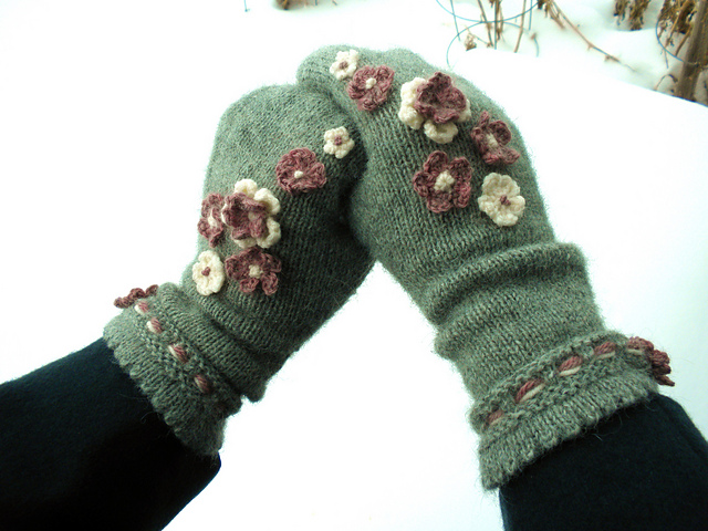 Ravelry: DorotheAmelia's Flower Power Mittens