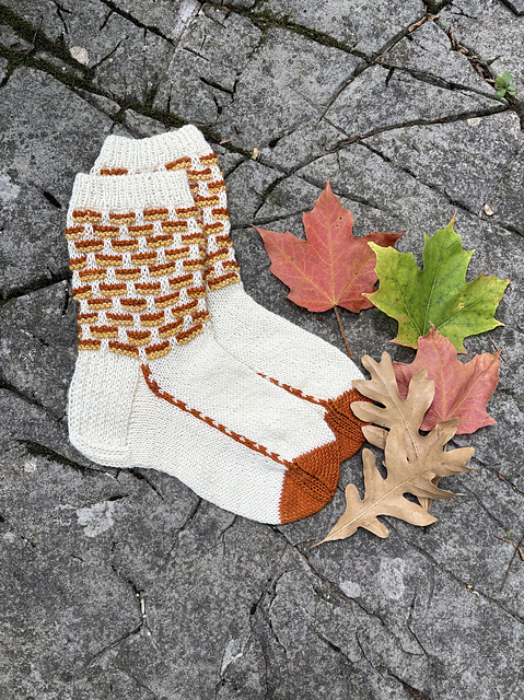 Ravelry: Darling Fish Socks pattern by Knitpurldesign