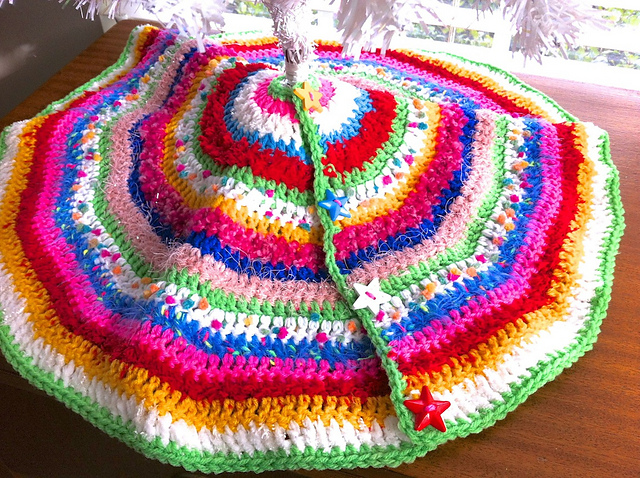 Ravelry: Stripedy Mini-Tree Skirt pattern by Jennifer Edwards