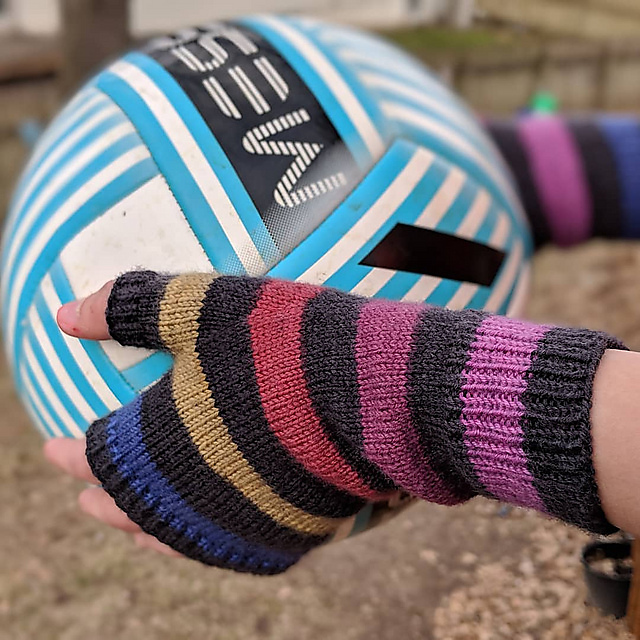 Ravelry: Soccer Mitts pattern by Erica Lueder