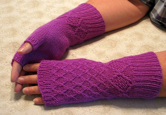 Ravelry: Diamond Hand Mitts pattern by Jhonne Jones