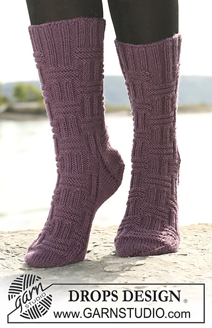 Ravelry: 108-38 Socks with textured pattern pattern by DROPS design