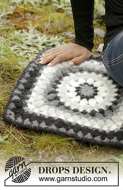 Ravelry: 173-20 Slate Rose Seat Pad pattern by DROPS design