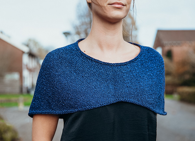 Ravelry: Máxima Pelerine pattern by Durable Yarn