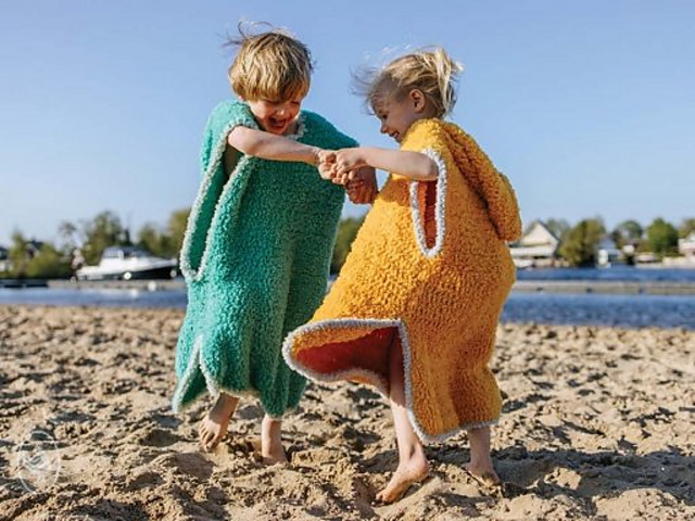 Ravelry: Swimming and beach poncho pattern by Durable Yarn