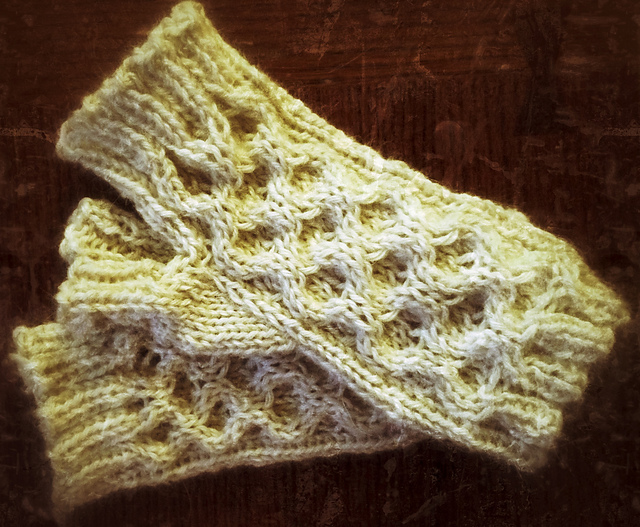 Ravelry: Honeycomb Mitts pattern by Sarah Sipe