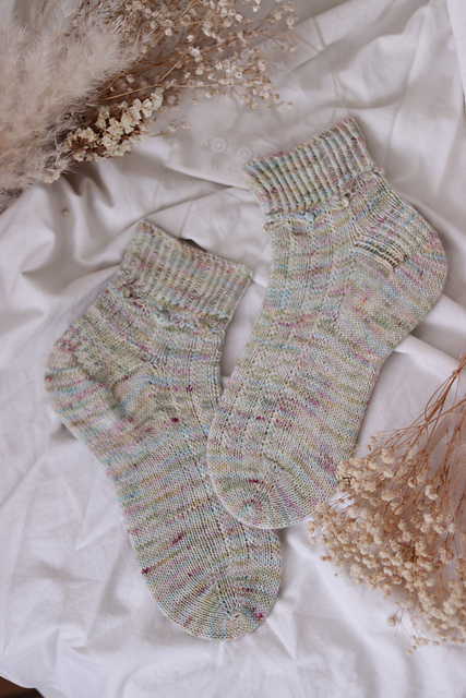 Ravelry: Floral Field Socks pattern by Dziergane Niebo