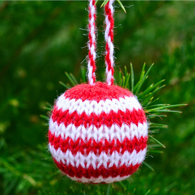 Ravelry: Striped Christmas Baubles pattern by Joanna Marshall