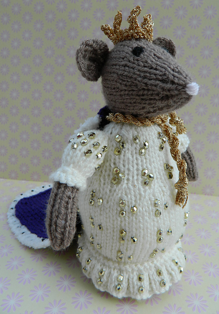 Ravelry: EdithGraceDesigns' A Knitted Queen Mouse for the Diamond Jubilee