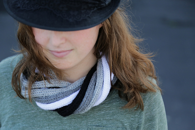 Ravelry: Knit Infinity Tube Scarf pattern by Penolopy Bulnick