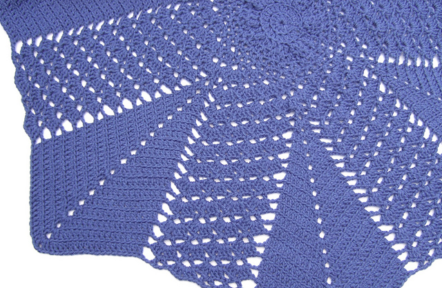 Ravelry: Shell and V-stitch Round Ripple Blanket pattern by Heather Tucker