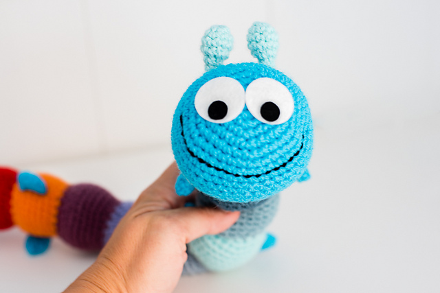 Ravelry: Decipede bug (diezpiés) pattern by El Gallo Bermejo